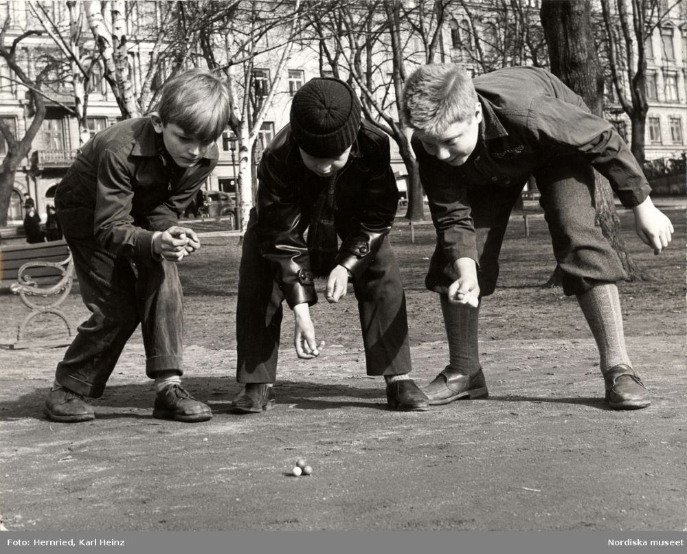 Våra urgamla lekar med kulor, rep och snören – och så några nyare – Om ...